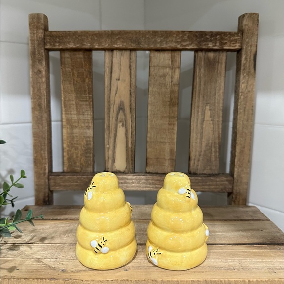 Dining | Beehive Salt Pepper Shakers | Poshmark